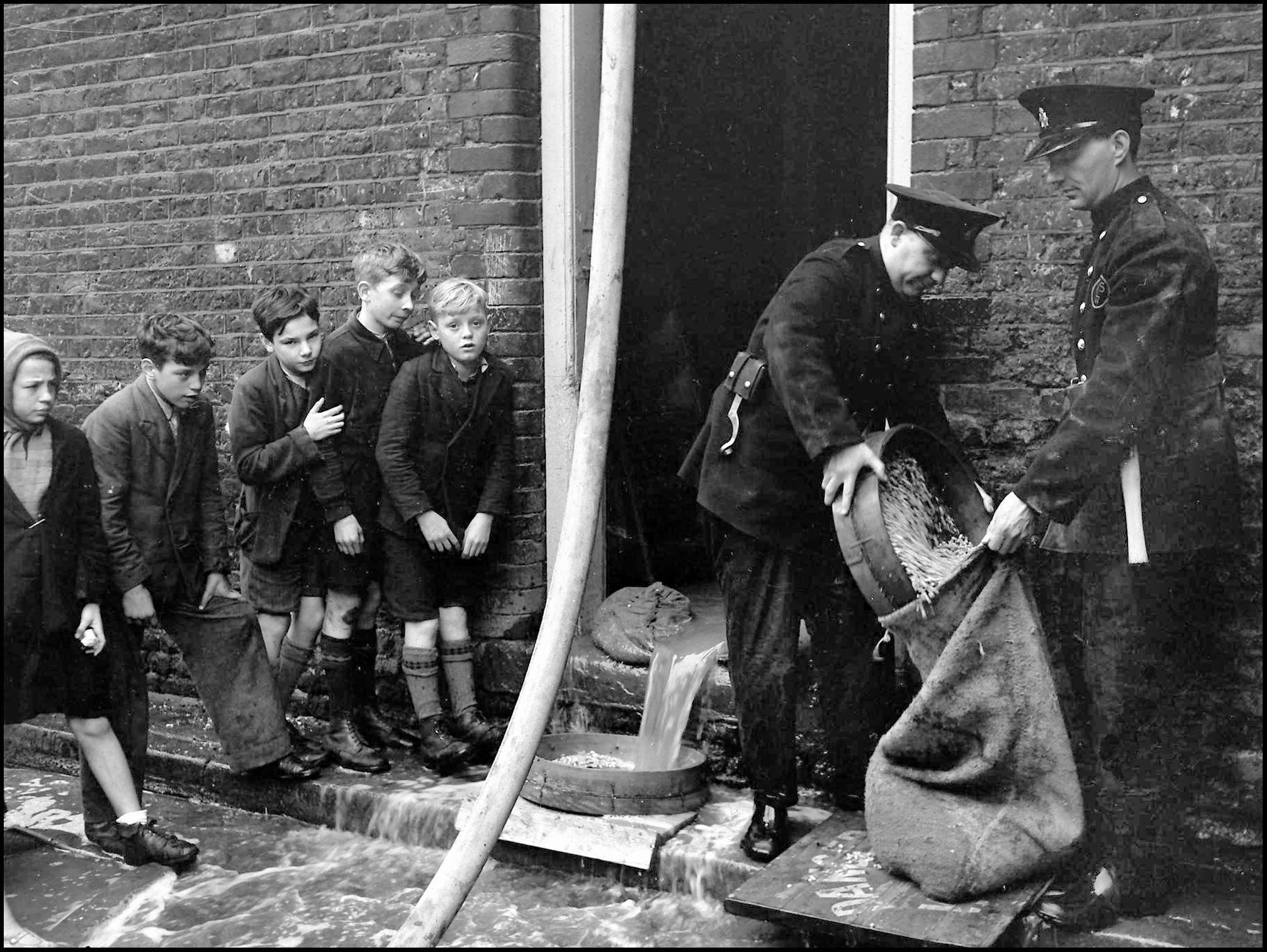 THE LONDON SALVAGE CORPS. 1866-1984. – A retired London Fireman