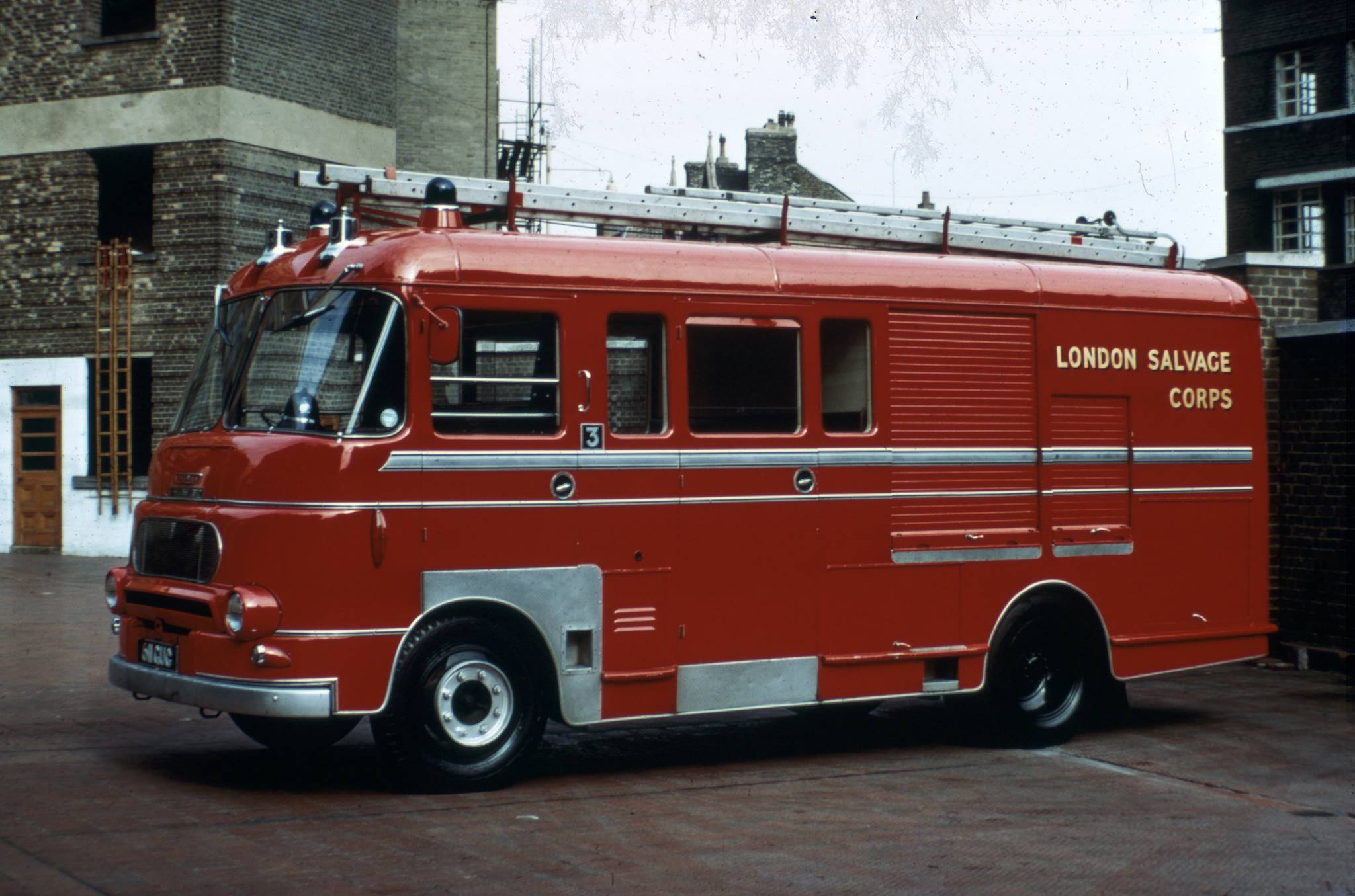 The Hampton Court fire. March 1986. – A retired London Fireman